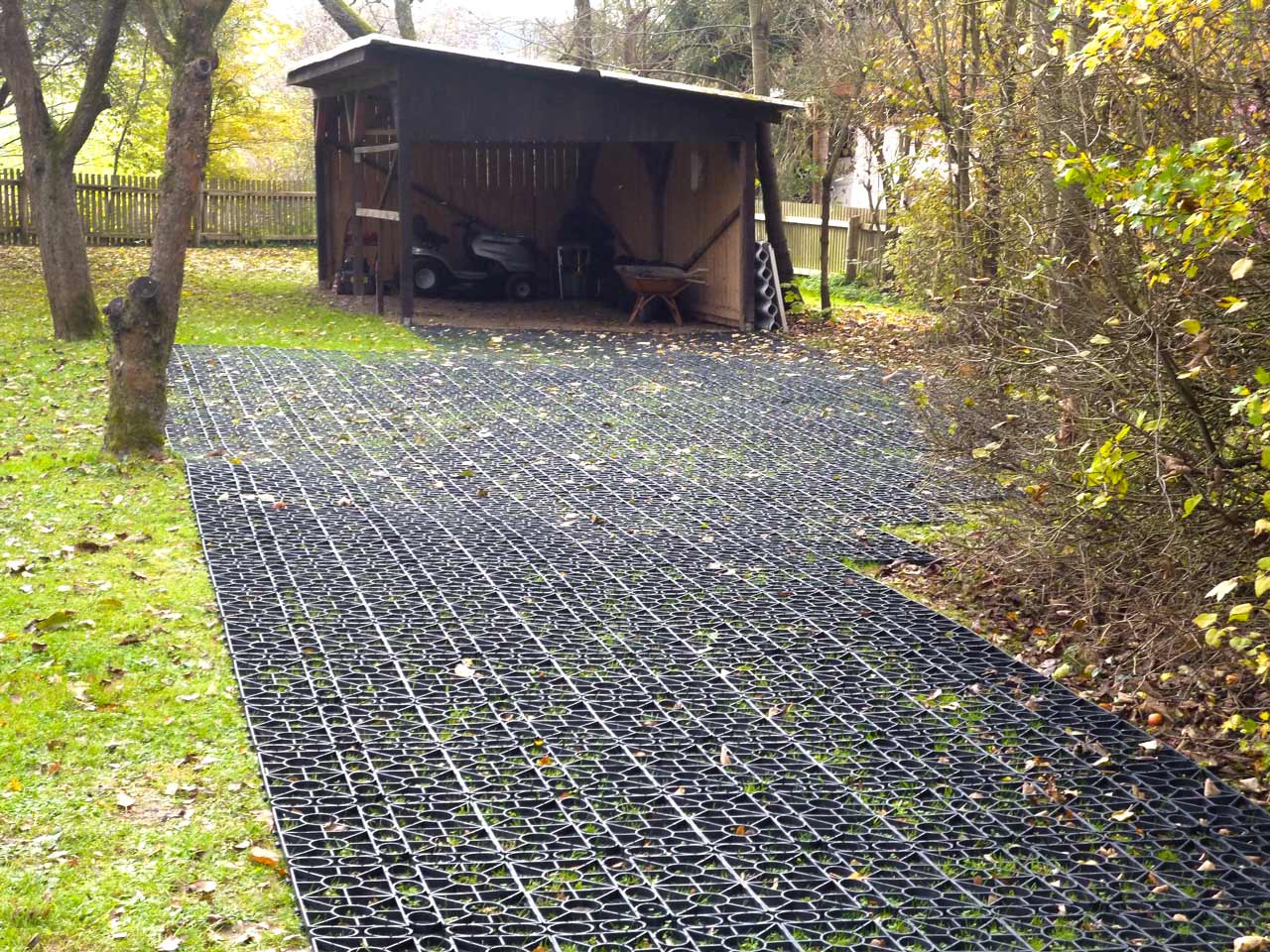 Direktverlegung des Rasengitter RG24 ohne Unterbau auf den bestehenden Rasen - Securatek